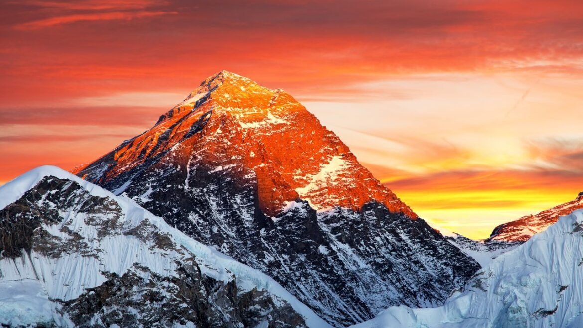 Sherpa Guide Dawa Sherpa Missing on Mount Everest Near Yellow Band ...